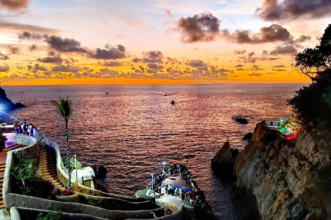 Cliff Diver De Luxe with Different Options at "La Quebrada" - Introduction: Why This Tour Could Be Your Perfect Acapulco Night Out
