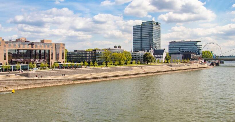 Cologne: Express Walk with a Local in 60 minutes - The Intimacy of Small Groups and Personalized Service