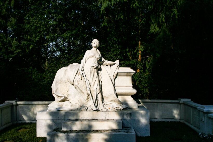 Cologne: Guided Tour of Melatenfriedhof - An Introduction to Melatenfriedhof