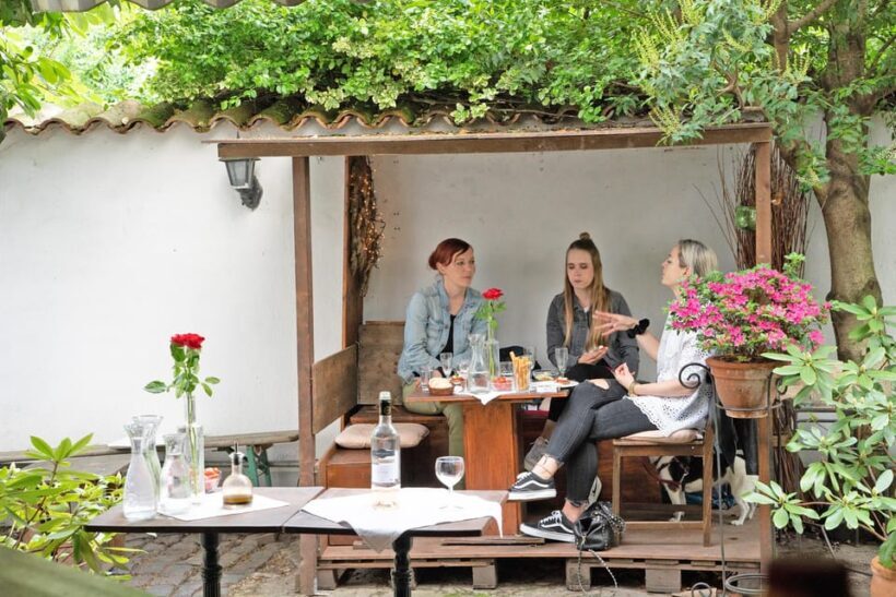 Cologne-Nippes: Summer wine party in the frenchstyle garden - Key Points