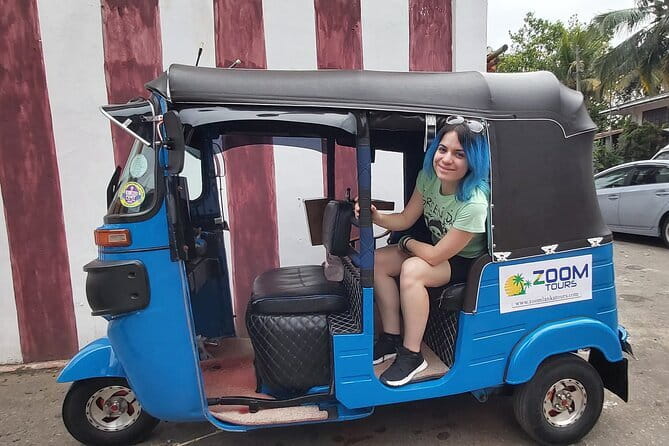 Colombo City Tour with Lunch/Dinner - All Inclusive - Visiting the Hindu Kovil and the Red Mosque