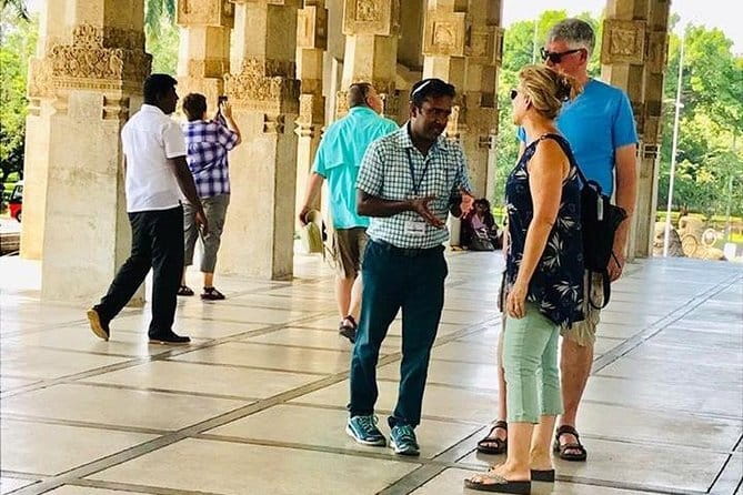 Colombo City Tour with Lunch/Dinner - All Inclusive - Bustling Pettah Market and the Waterfront