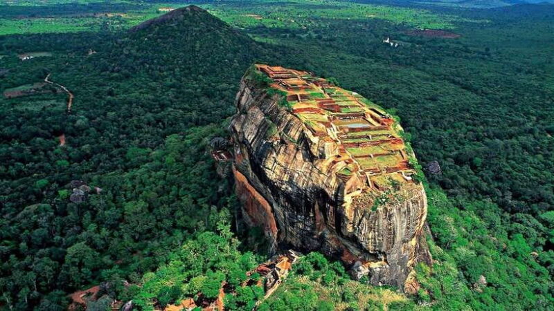 Colombo: Sigiriya Rock, Cave Temple & Village Private Tour - Dambulla Cave Temple: An Artistic Treasure Trove