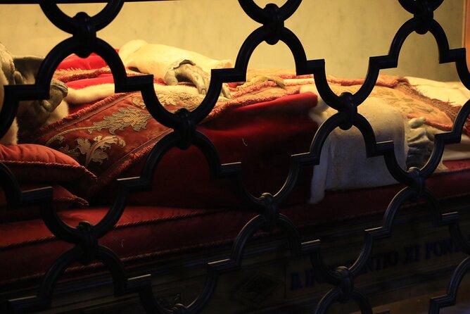 Complete St. Peters Basilica Tour With Dome Climb & Crypts - Guest Experiences and Feedback