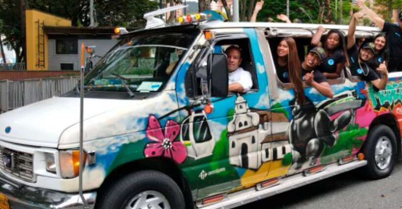 Comuna 13: Graffiti Tour with Tasting, Live Show, & Gallery - Key Points