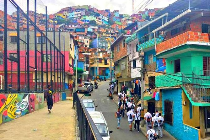 Comuna 13 Tour and Cable Car - Exploring Comuna 13
