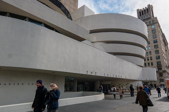 Contrasts New York Private Tour with driver and local guide - FAQ