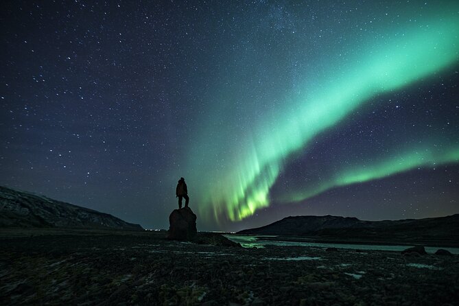 Cozy Northern Lights Tour With Icelandic Treats and Liquor - What to Expect During the Tour