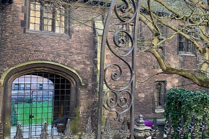 Creepy Cambridge - Cambridges Most Entertaining Ghost Walk - Navigating Cambridges Creepy Corridors