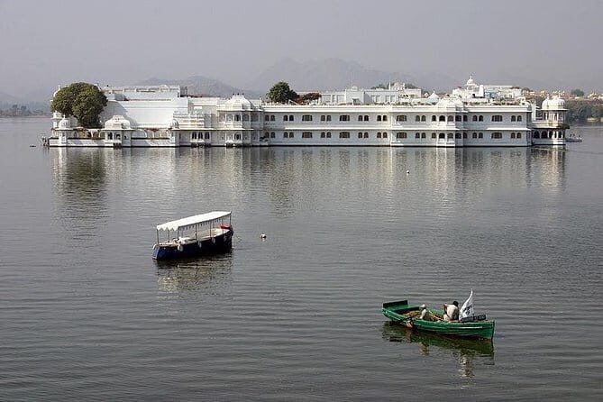 Crystal Gallery, Lake Pichola & Dinner at Jag Mandir Palace - Udaipur - Key Points