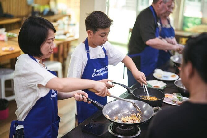 Customizable Thai Cooking Class with Onnuch Market in Bangkok - Diving Into the Experience: What to Expect