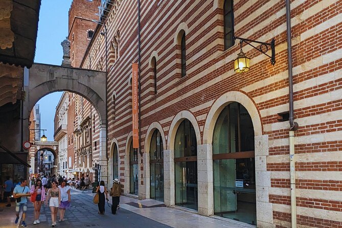 Dante in Verona: From Inferno to Paradise - Dantes Life and Legacy in the City of Romeo and Juliet