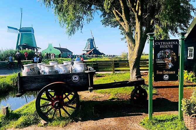 Day Tour Giethoorn, Afsluitdijk and Zaanse Schans With Boat Cruise - Discovering the Charm of Giethoorn
