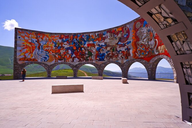 Day Tour to Mountains Jinvali Lake, Ananuri, Kazbegi, Arch Friendship - Guided Experience