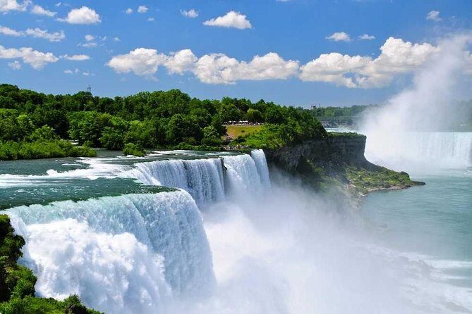 Day-Trip from Toronto to Niagara Falls with skip-the-line boat - Exploring the Surroundings