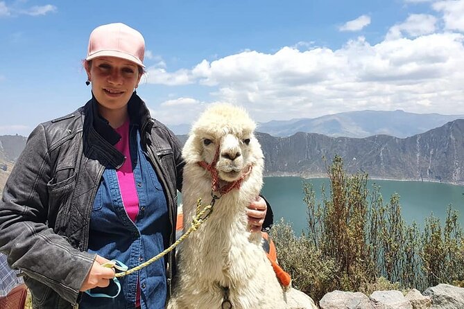 Daydream in Quilotoa: Lagunas Enchanting Embrace Awaits - A Volcanic Craters Captivating Embrace