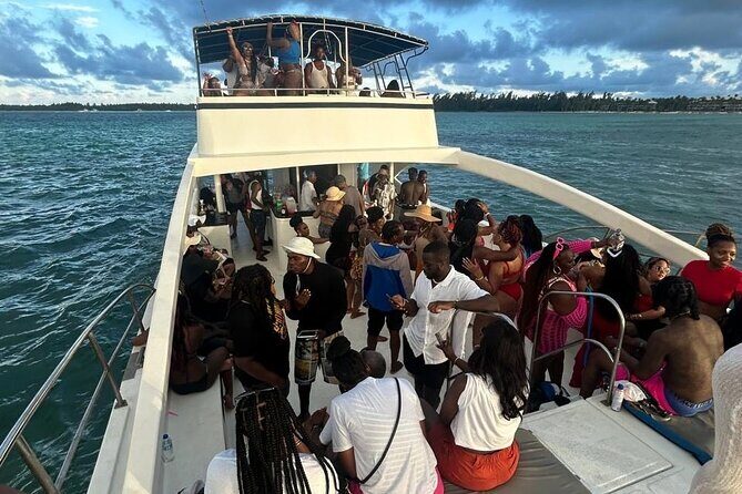 DE Hip Hop Boat Party for Adults and Free Drinks Only - Who Should Consider This Tour?
