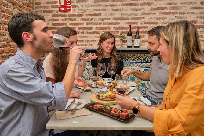 De Tapas in Malasaña: Evening Wine and Tapas Tour - Exploring the Malasaña Neighborhood