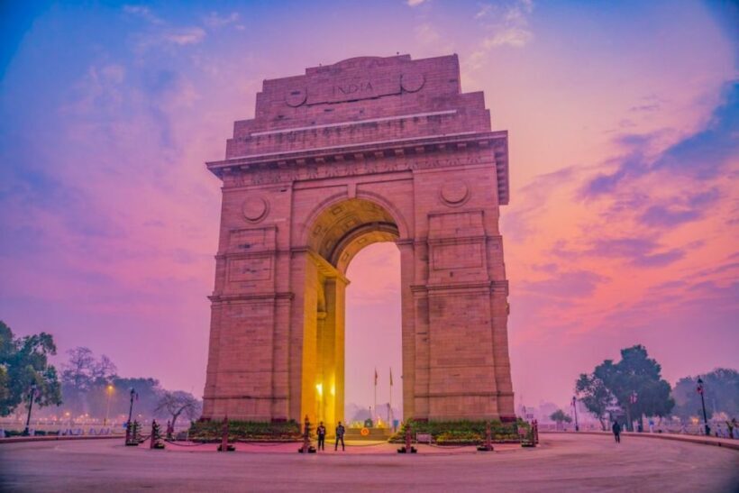 Delhi day tour with tour guide - Exploring Old Delhi: Jama Masjid and Red Fort