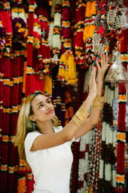 Delhi: Guided Shopping Tour Experience with Female Expert - Additional Practical Details