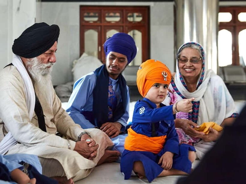 Delhi: Private Half-Day City Tour by Car with Water - First Stop: Gurudwara Bangla Sahib