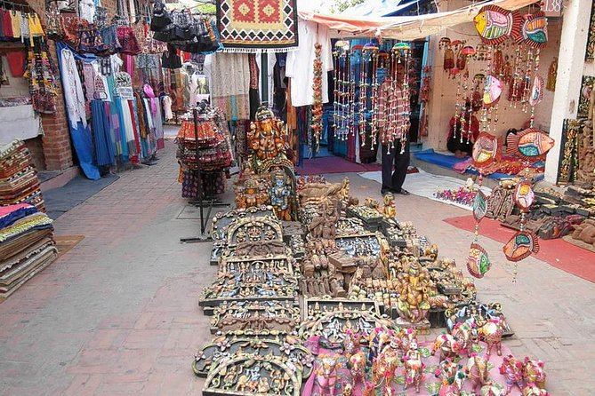 Delhi: Private Half-Day Guided Shopping Tour with Transfer - What to Expect from Your Guide and Transport
