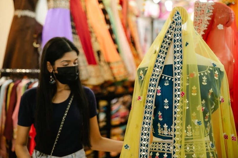 Delhi: Private Local Shopping Tour with Guide & Pickup - Janpath & Connaught Place: Modern Meets Traditional