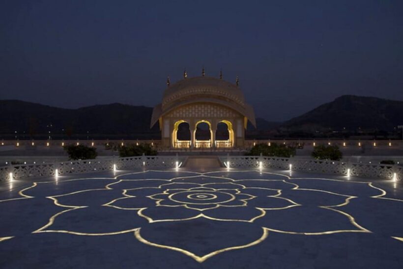 Delhi: Private Same day jaipur tour with Pickup & Drop. - Hawa Mahal: The Pink Palace of Jaipur