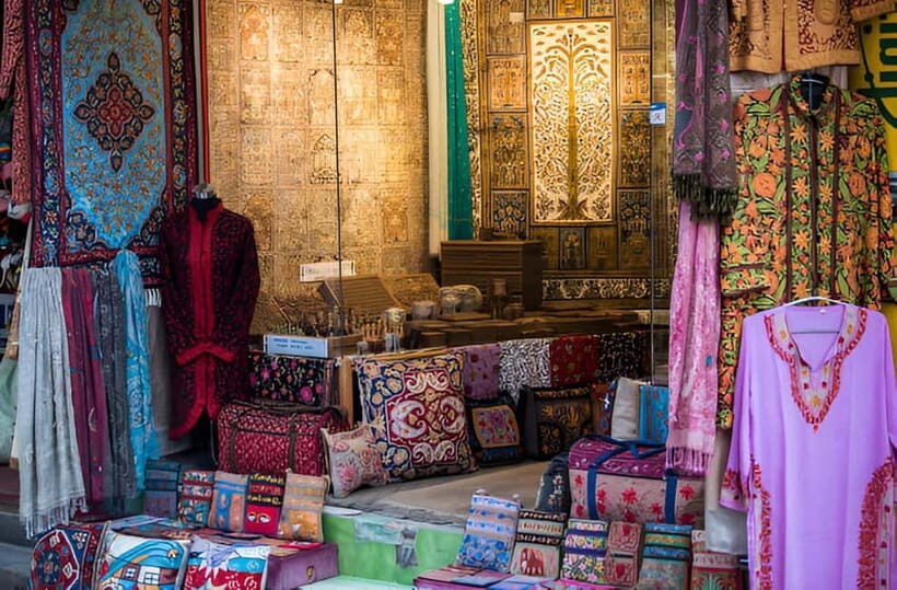 Delhi: Private Shopping Tour with a Local Guide and Transfer - Key Points