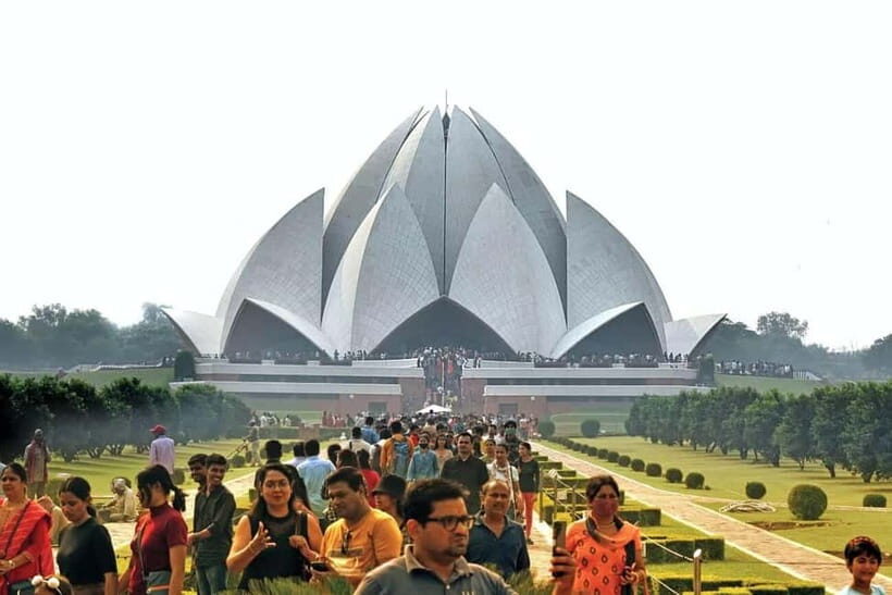 Delhi: Temples & Chandni Chowk Rickshaw Tour - Navigating Chandni Chowk by Rickshaw