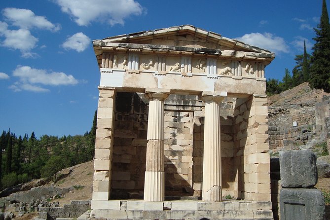 Delphi & Hosios Loukas Arachova Village Luxury Private Tour - Luxury Transportation Features