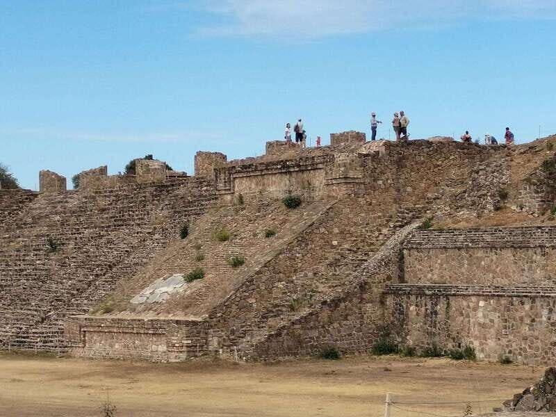 Desde Oaxaca: Monte Albán y el Arte Textil Zapoteca - Transition to Traditional Textile Art with a Zapotec Family