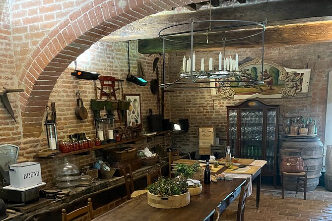 Discover Brunello Wines With Diwine Experience - Enjoying a Delightful Lunch