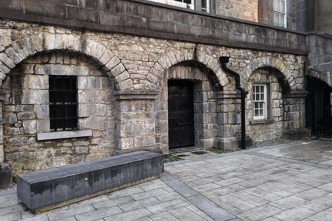 Discover Kilkenny With John: Animated Guided Tour in French - Cancellation and Booking Details