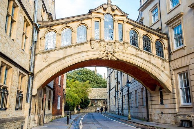 Discover Oxford and Cambridge With Guide From London by Coach - Knowledgeable and Proficient Tour Guide