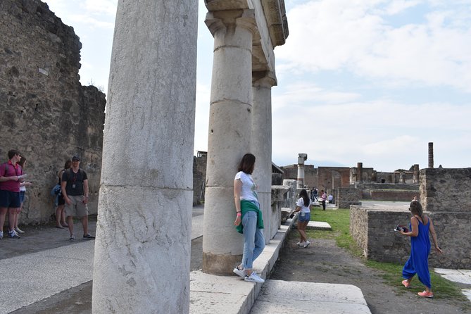 Discover the Ancient Ruins of Pompeii: Day Trip From Rome - Experiencing Lunch in Pompeii