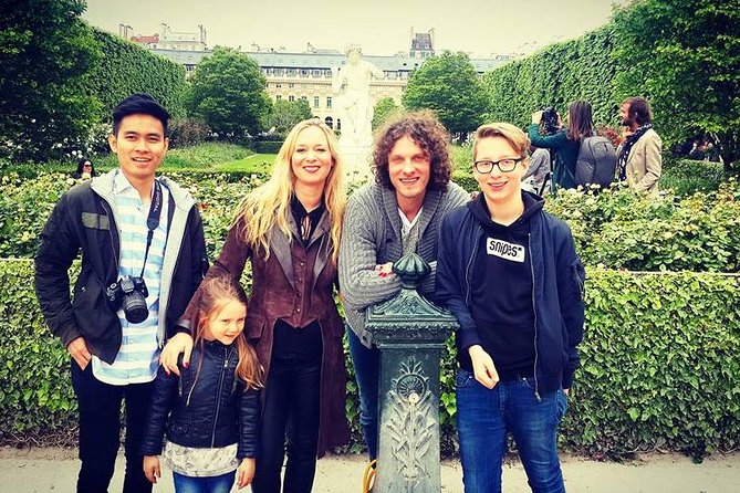 Discover The Best Of Paris In 3 Hours - Guide Credentials and Experience