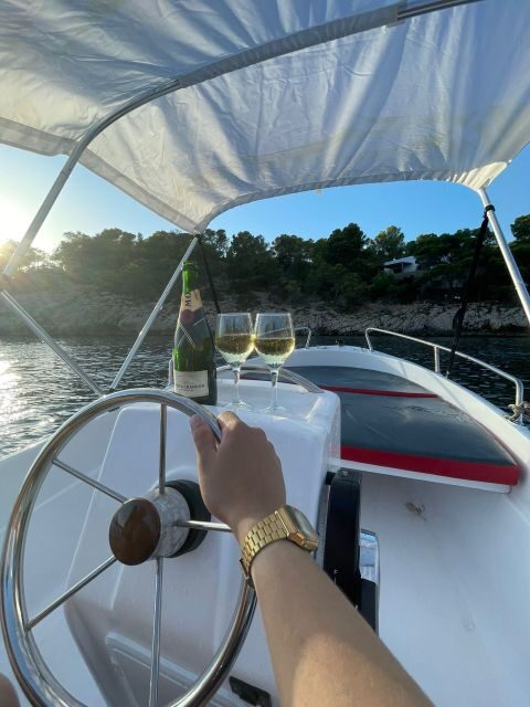 Discover the Ibiza beaches on a boat without license 8H - Key Points