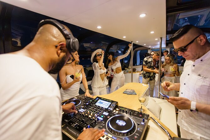 DJ Party On The Waves On a Luxurious Boat - Open Bar And Snacks - Inclusions and Amenities for the Party