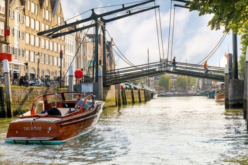 Dordrecht: City Walking Tour with Boat Ride - Who Should Consider This Tour?