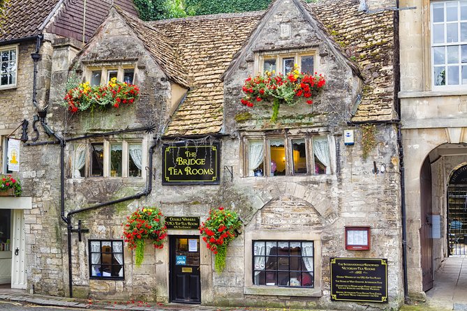 Downtown Abbey Village in The Cotswolds, Blenheim Palace & Lunch - Savoring a Delightful Pub Lunch