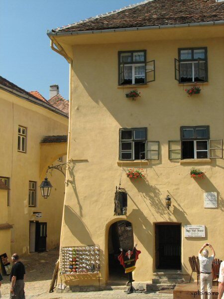 Draculas Castle & Sighisoara 2-Day Tour from Bucharest - Key Points