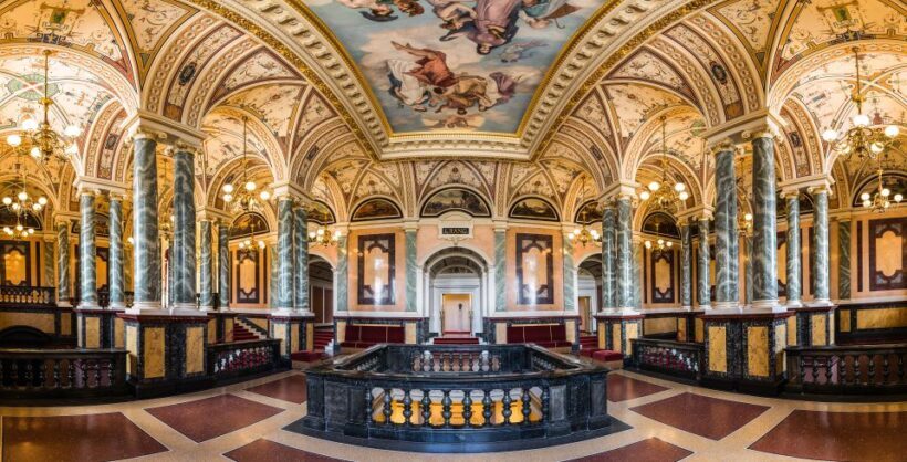 Dresden: Semperoper Guided Tour for Families - Key Points
