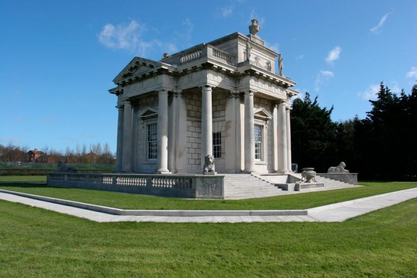 DUBLIN: Malahide castle and Howth MULTILINGUAL full day tour - An In-Depth Look at the Coastline Tour