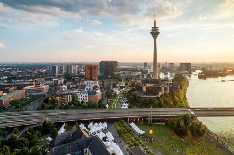 Dusseldorf : Highlights Walking tour with A Guide - A Closer Look at the Dusseldorf Highlights Tour