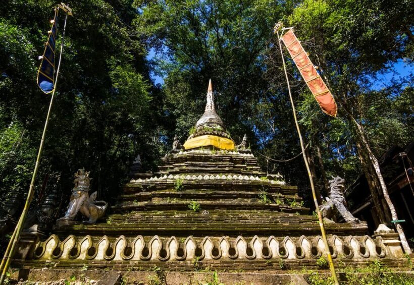 Early morning Doi Suthep with monk chanting and alms - The Sum Up
