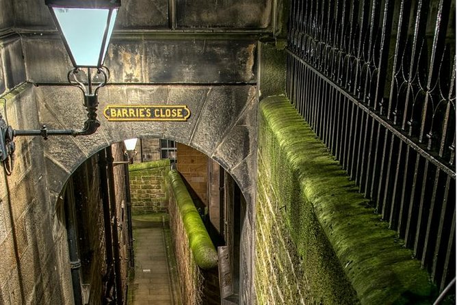 Edinburgh 2 Hour Nighttime Ghost Tour Italian Tour Guide - Tour Experience