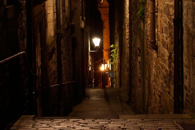 Edinburgh 2 Hour Nighttime Ghost Tour Italian Tour Guide - Highlights and Lowlights