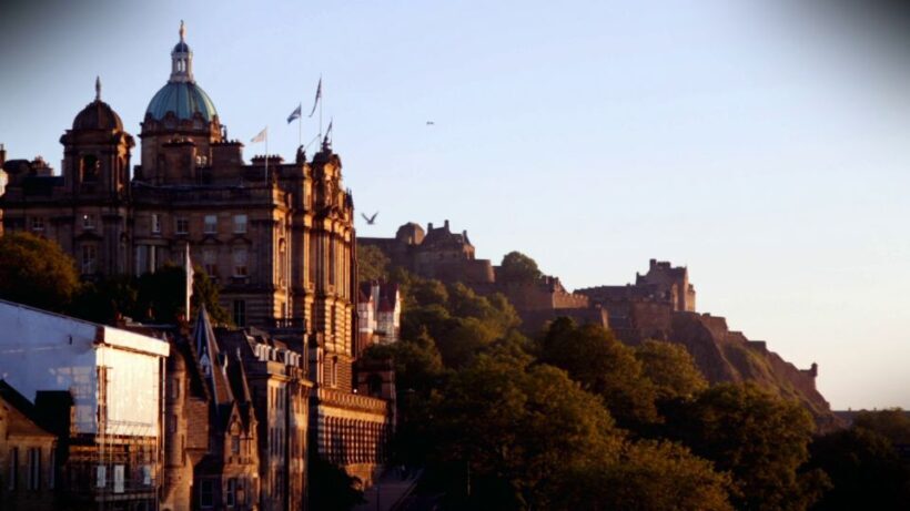 Edinburgh: 3-Hour Historical Walking Tour in Spanish - Cultural and Historical Insights