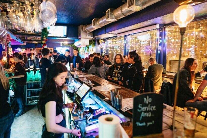 Edinburgh: 7 Bar Pub Crawl with 7 Shots & Discounts - Who Should Consider This Experience
